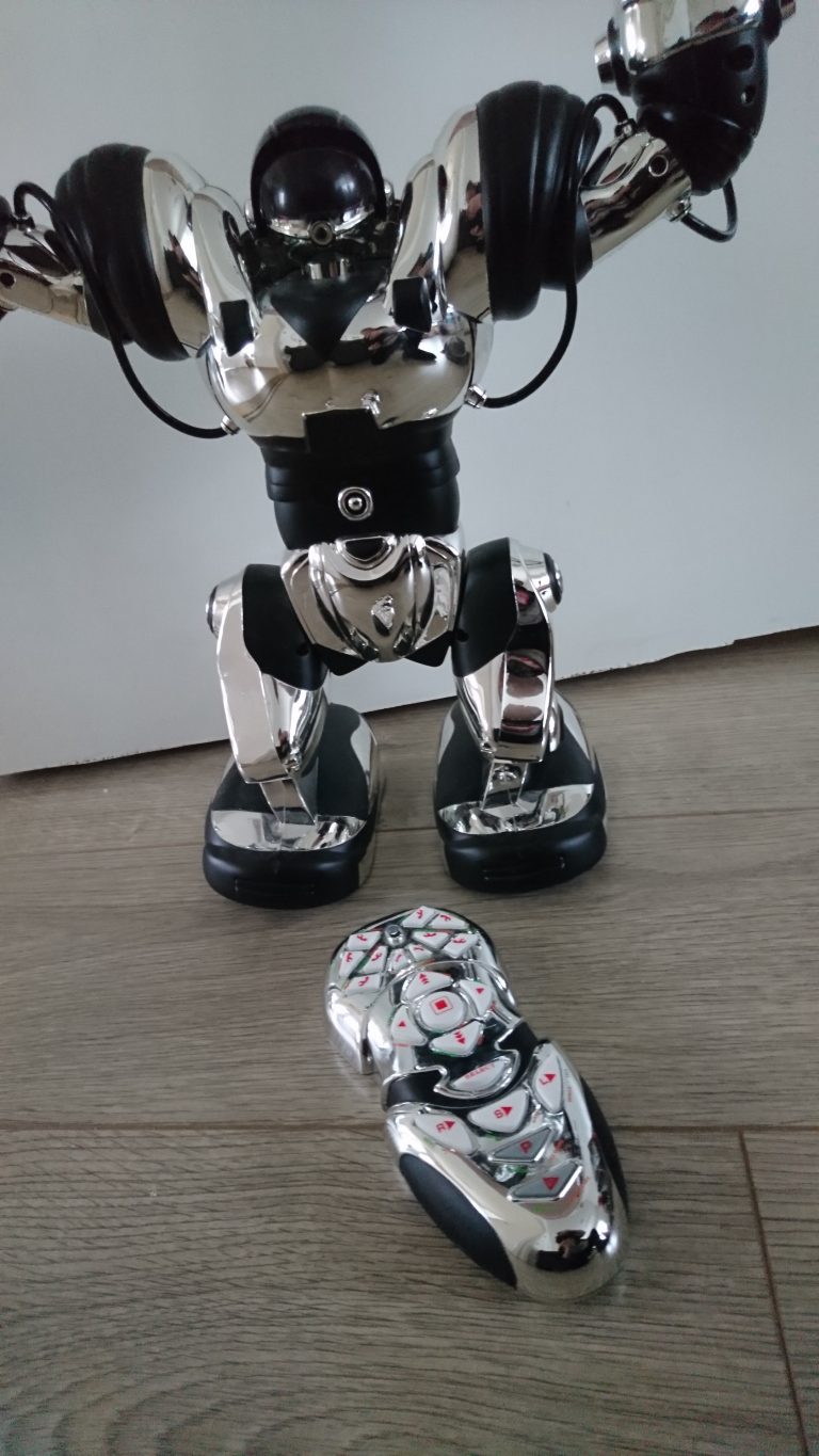 Review: WowWee Robosapien X Chrome – KiDDoWz: voor kinderen en hun ...